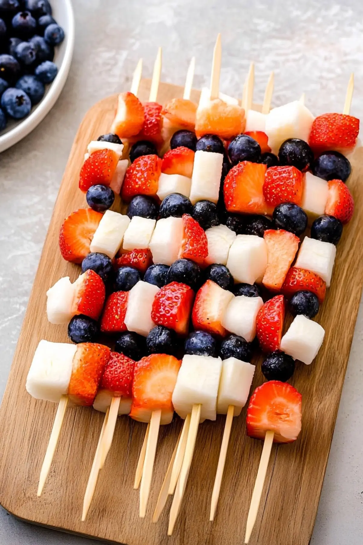 Red, White, and Blue Fruit Kabobs Easy recipe - ZazaCook