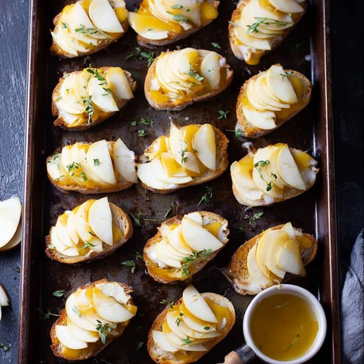 Smoked Gouda & Apple Crostini – Easy 5-Ingredient Appetizer - ZazaCook