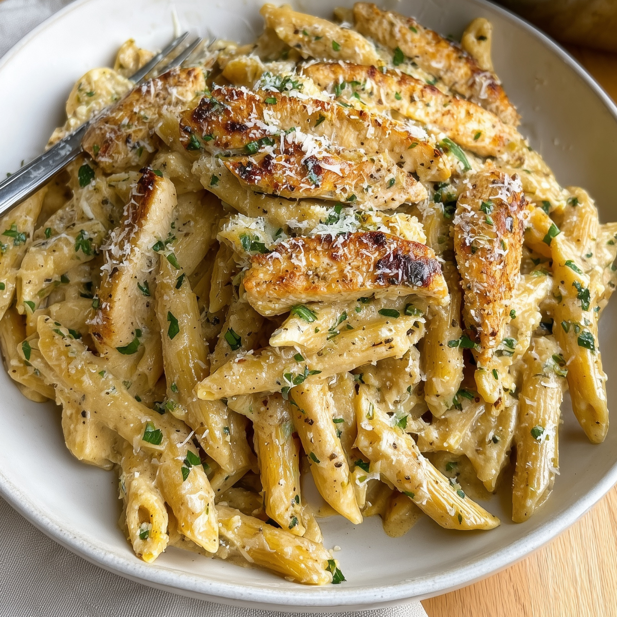 Chicken Garlic Parmesan Pasta: Creamy and Delicious - ZazaCook